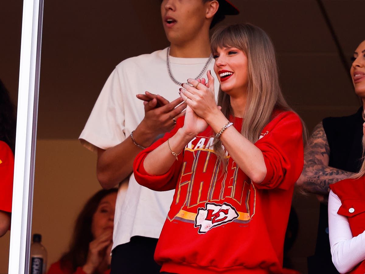 Taylor Swift and Travis Kelce send messages to each…