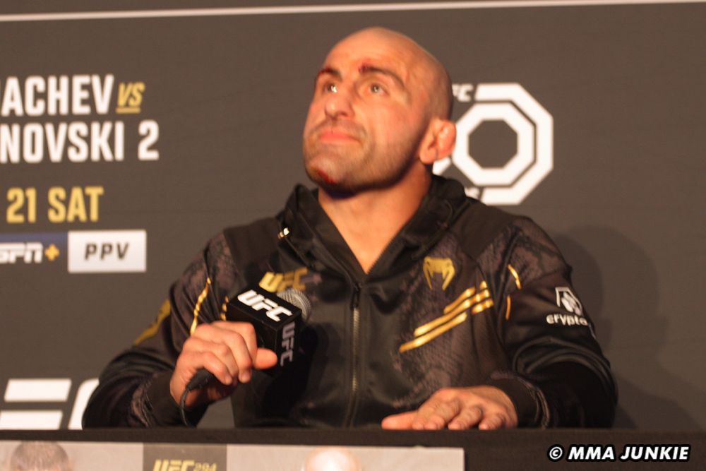 Alexander Volkanovski elaborates on emotional UFC 294…