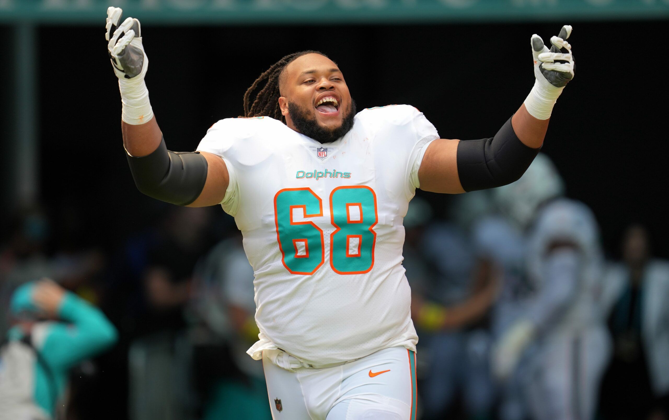 Dolphins RG Robert Hunt leaves with injury vs. Patriots