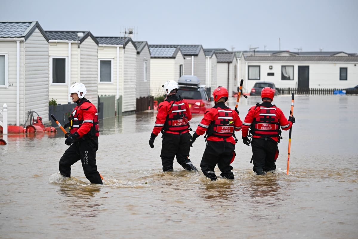 Flood warnings in place as Storm Ciaran strikes south…
