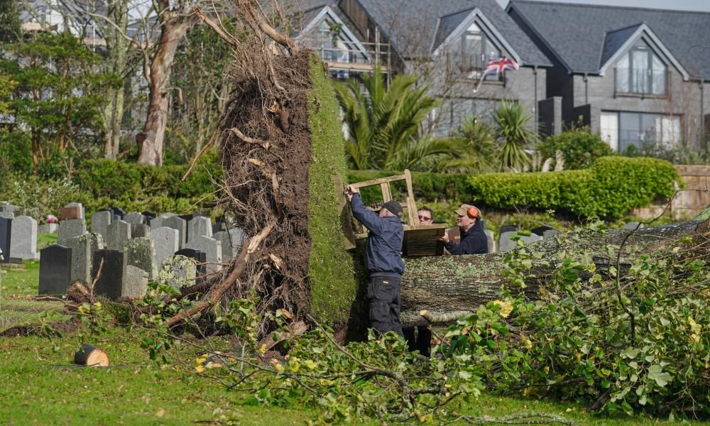 Weather tracker: Storm Ciarán and Louisiana superfog…