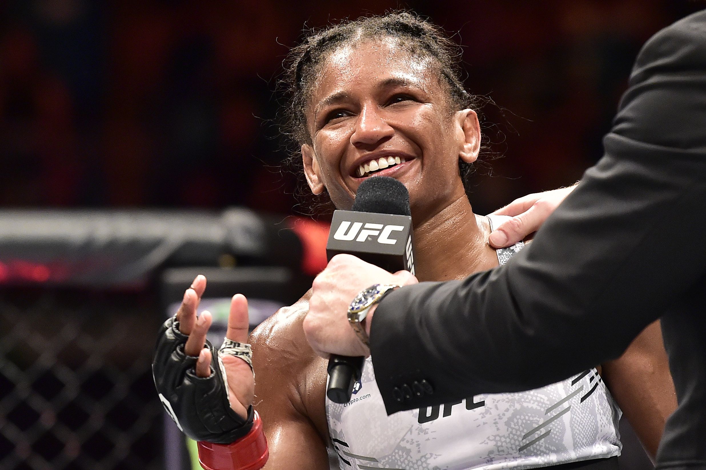 Angela Hill def. Denise Gomes at UFC Fight Night 231:…