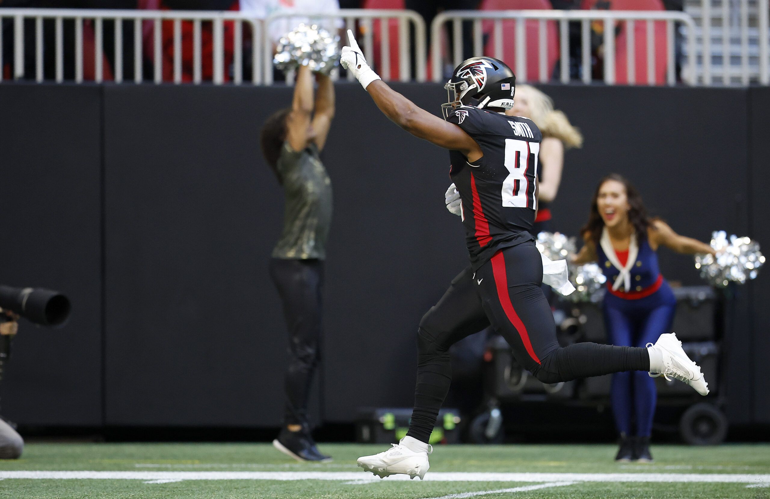 Falcons TE Jonnu Smith takes screen pass 60 yards for…