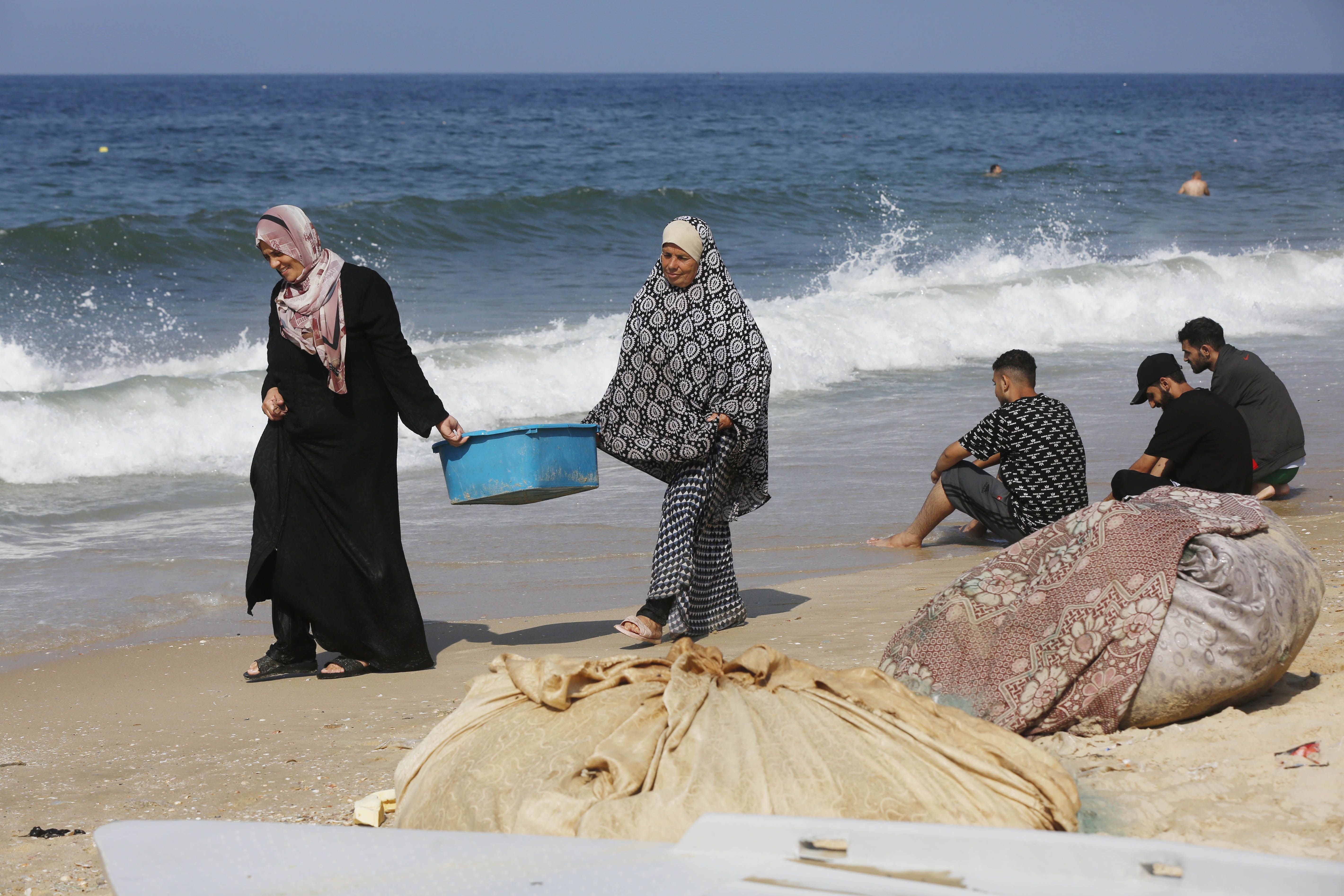 With no freshwater left, displaced Gaza families wash…
