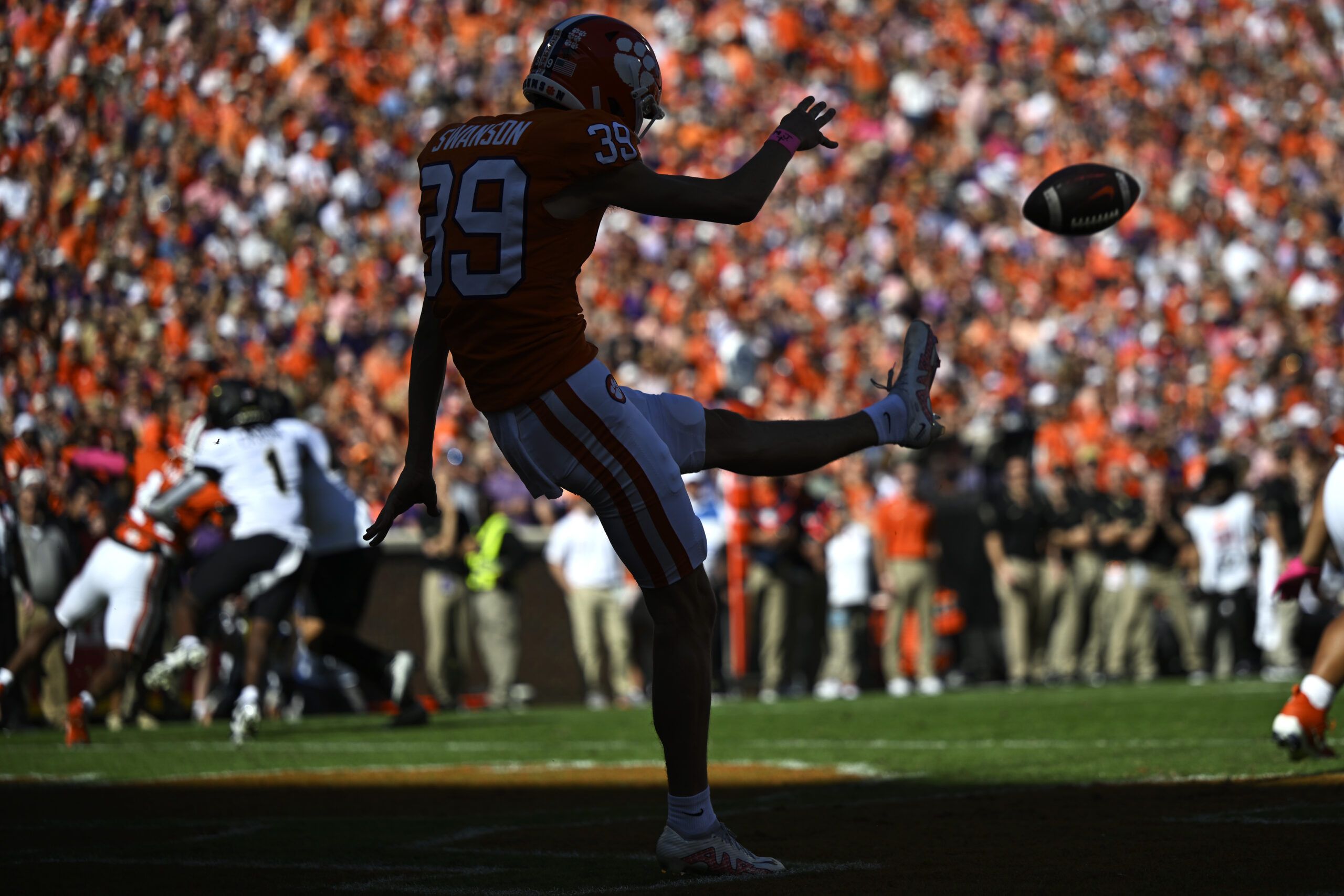 Clemson fails with ridiculous fake punt attempt…