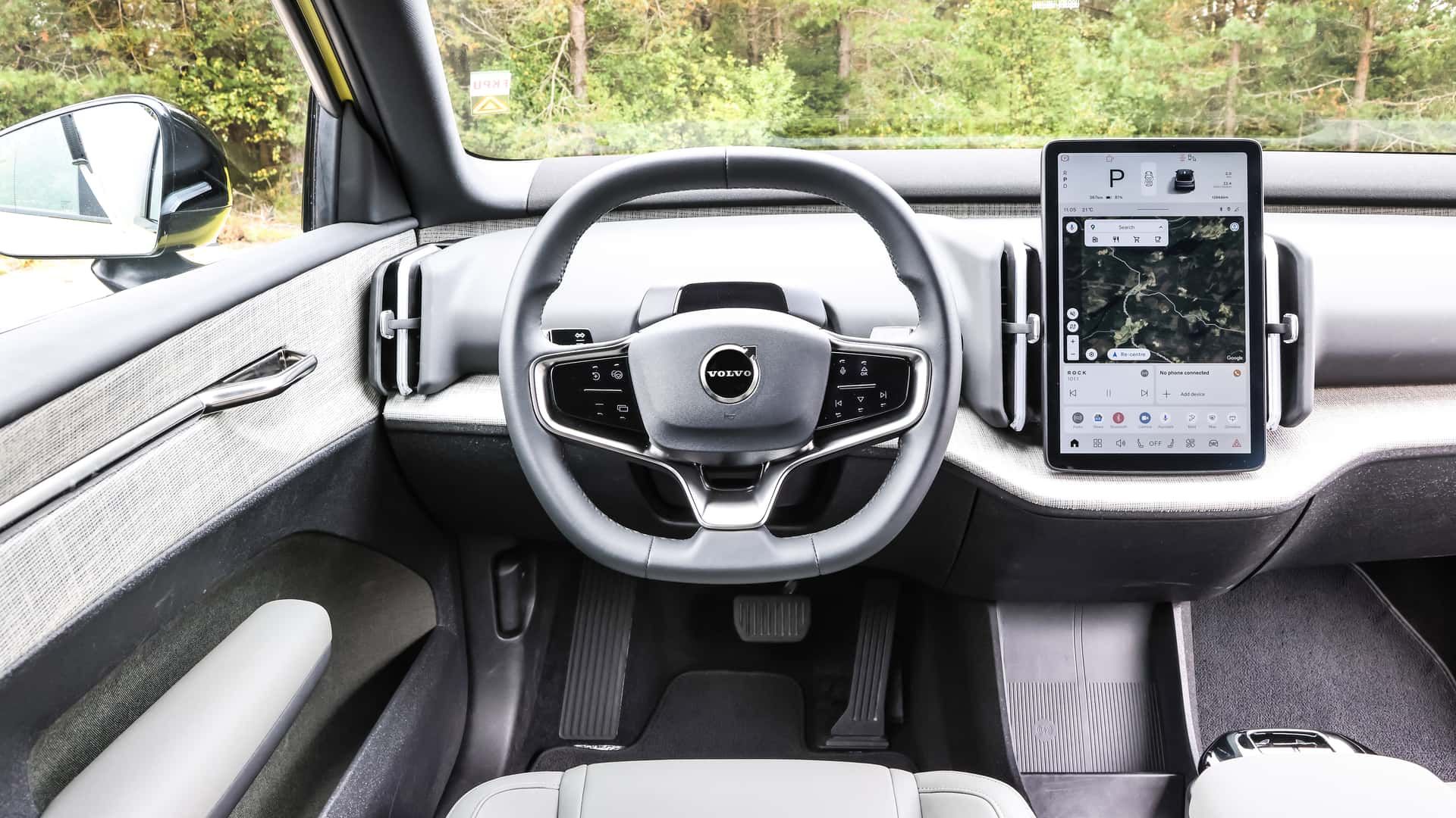 How The Volvo EX30's Minimalist Interface Feels To…