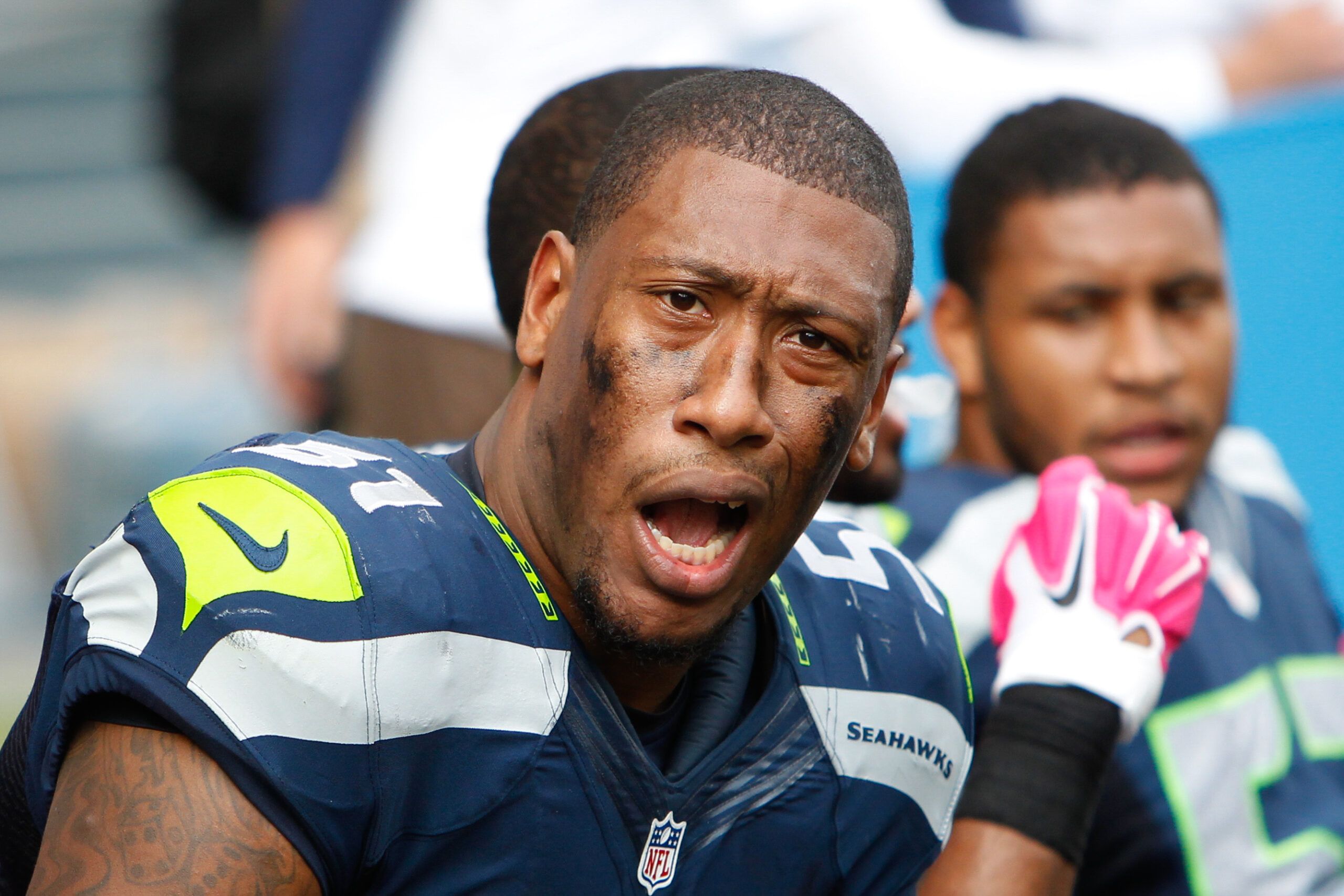 Bruce Irvin announces that he has signed with the…