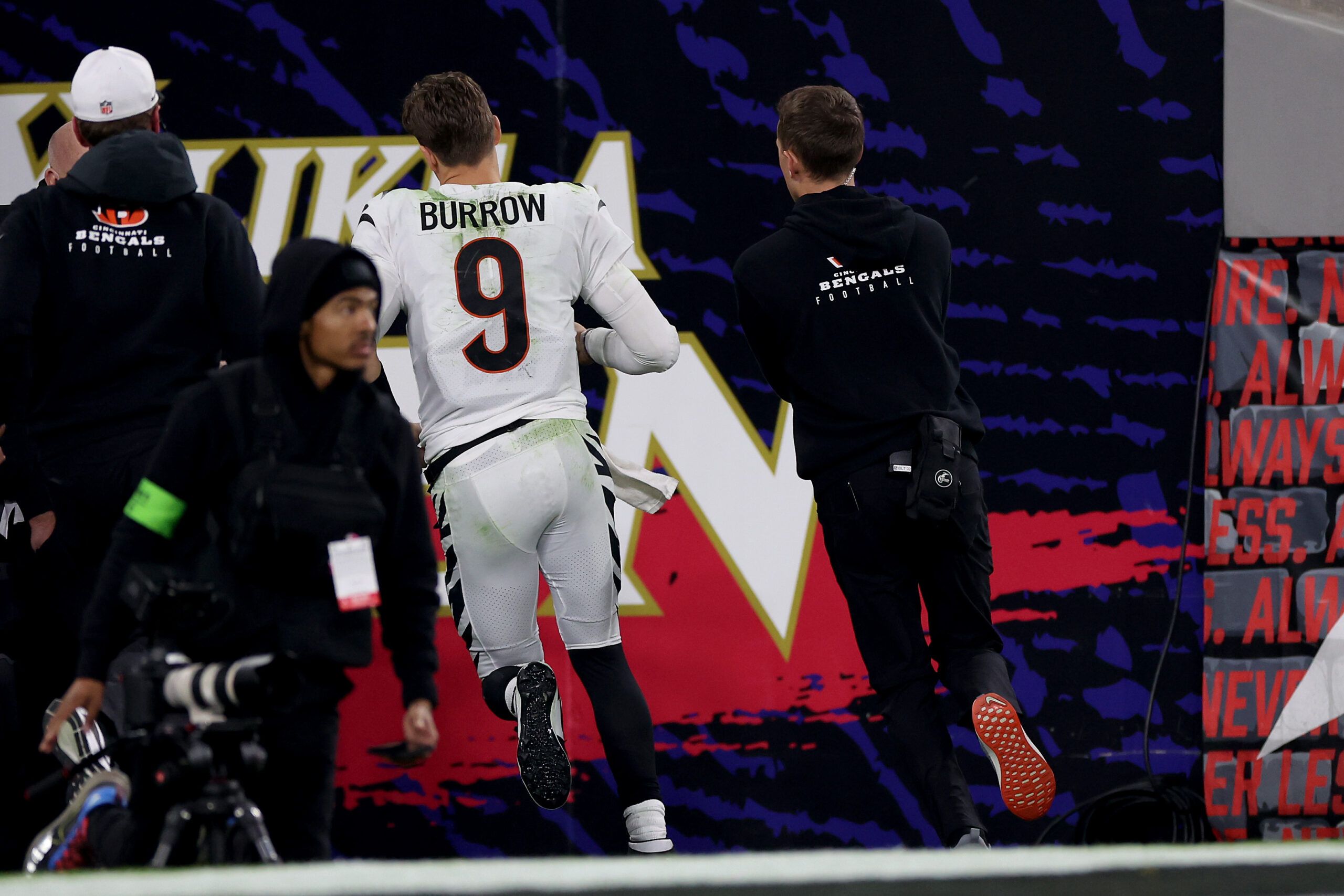 Watch: Joe Burrow struggles to throw passes on…