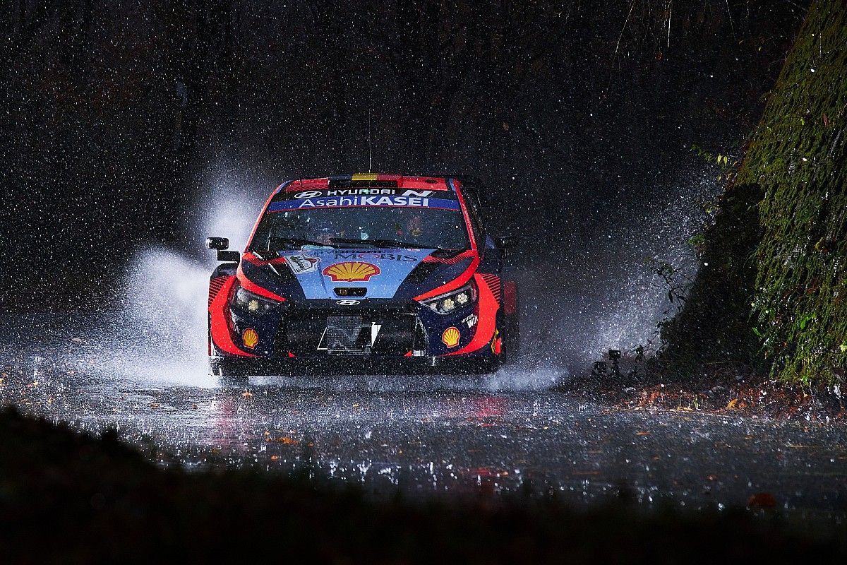 WRC Japan: Neuville crashes out, easing pressure on…