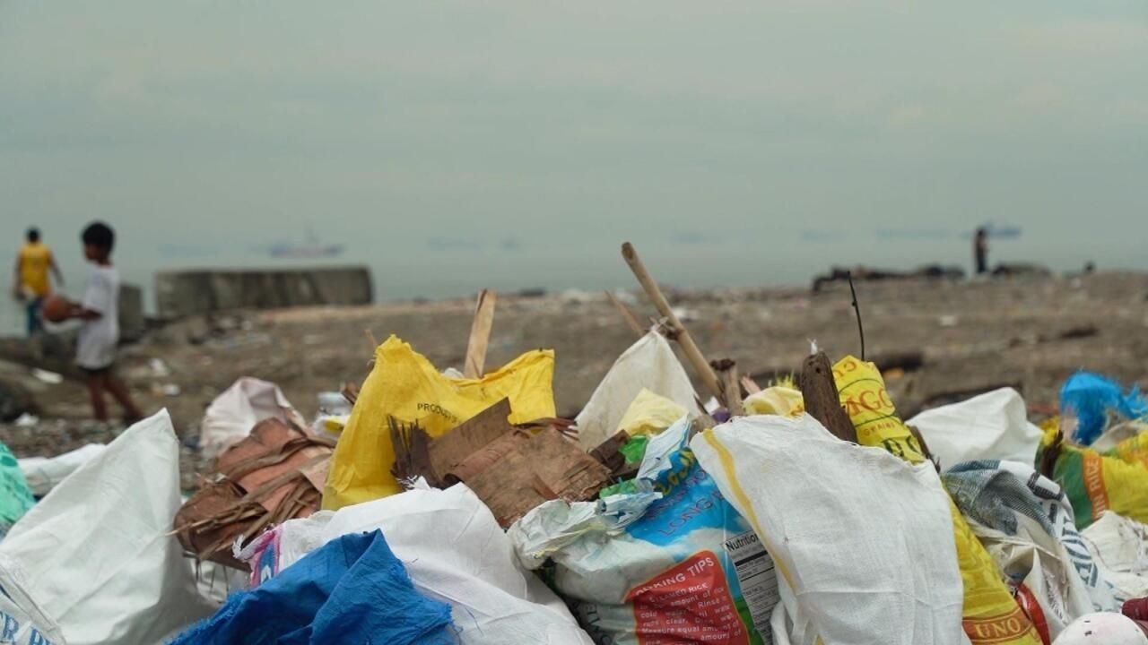 The Philippines' plastic problem: waterways polluted…