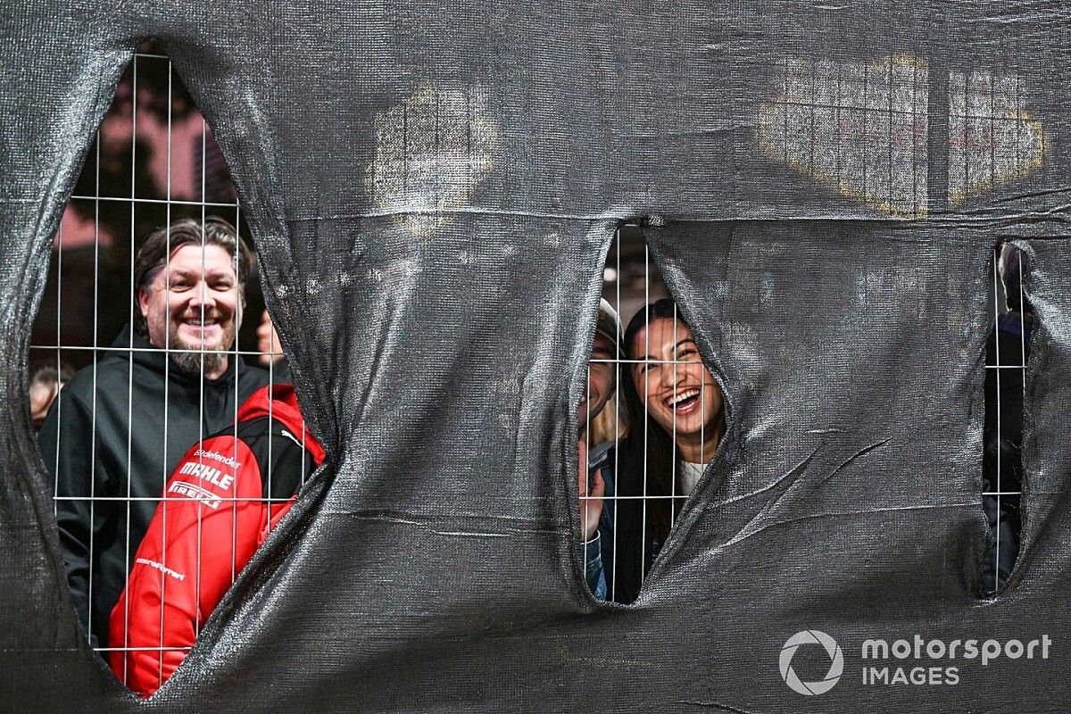 F1 fans tear down view-blocking screens during Las…