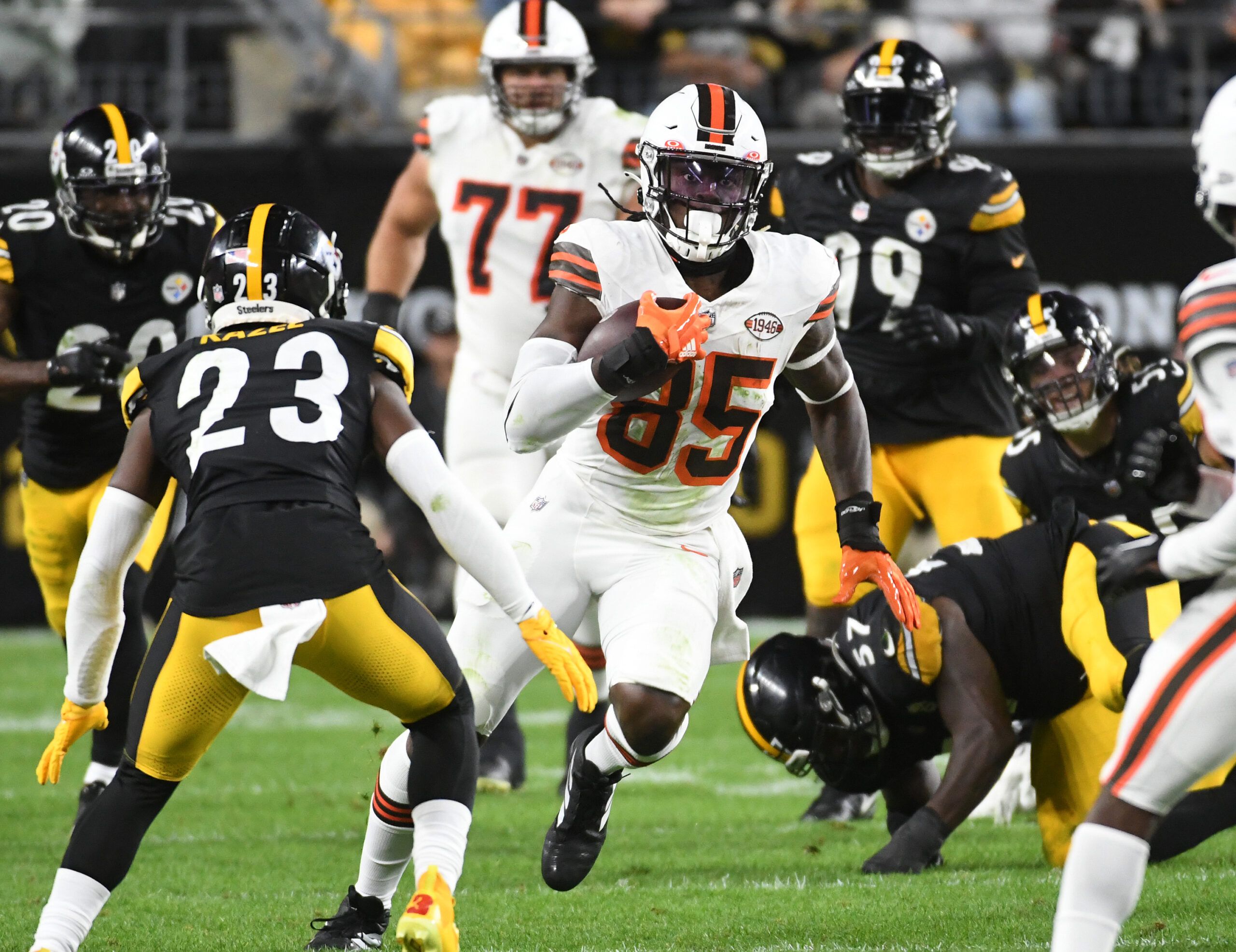 LOOK: Browns flash style entering stadium to take on…