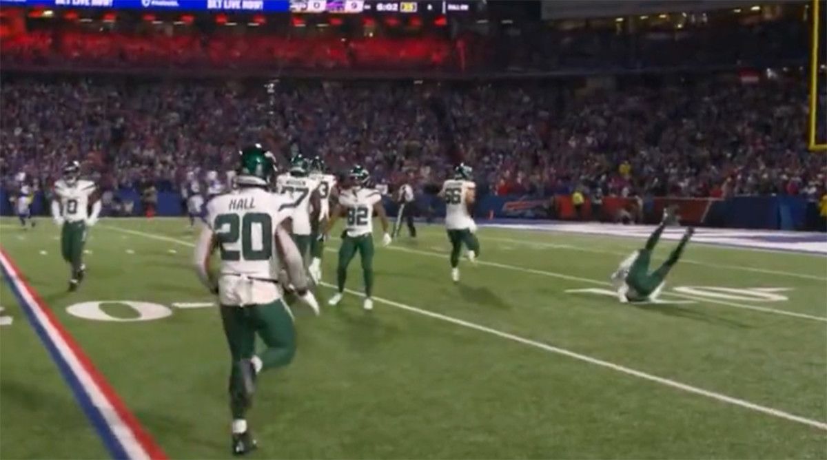 NFL Fans Roasted Zach Wilson After He Embarrassingly…