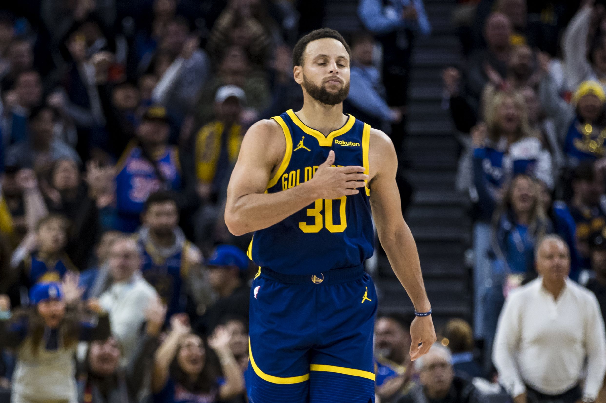 Watch: Warriors’ Steph Curry completes tough…