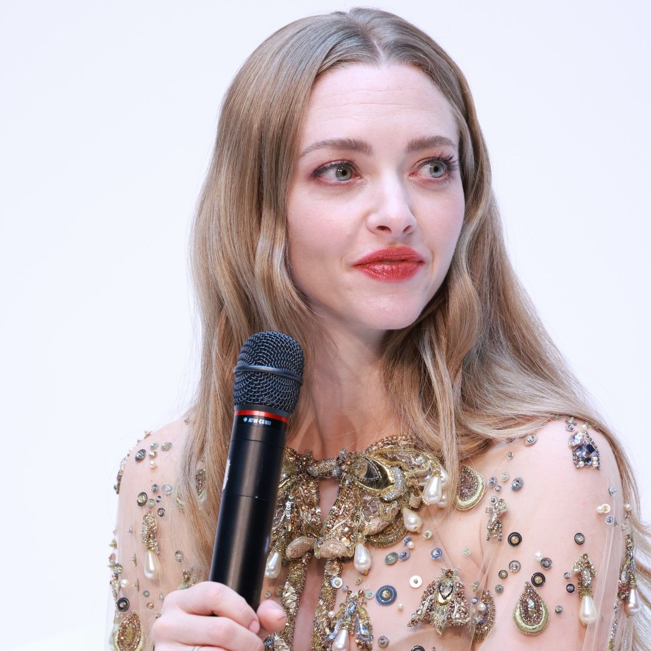 Amanda Seyfried Goes Golden Goddess at Lancome Event…