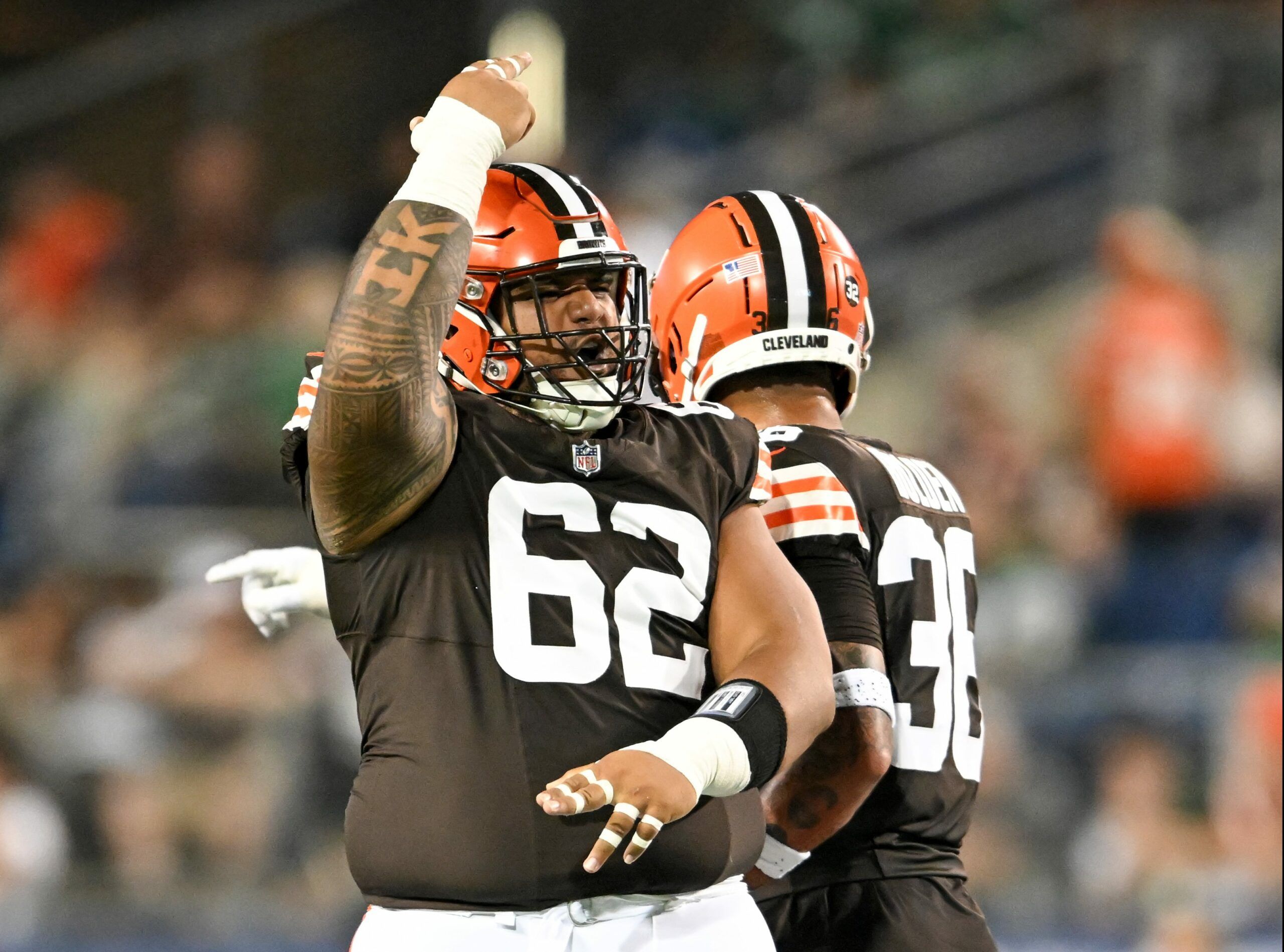 Browns vets hilariously strap rookie defensive linemen…