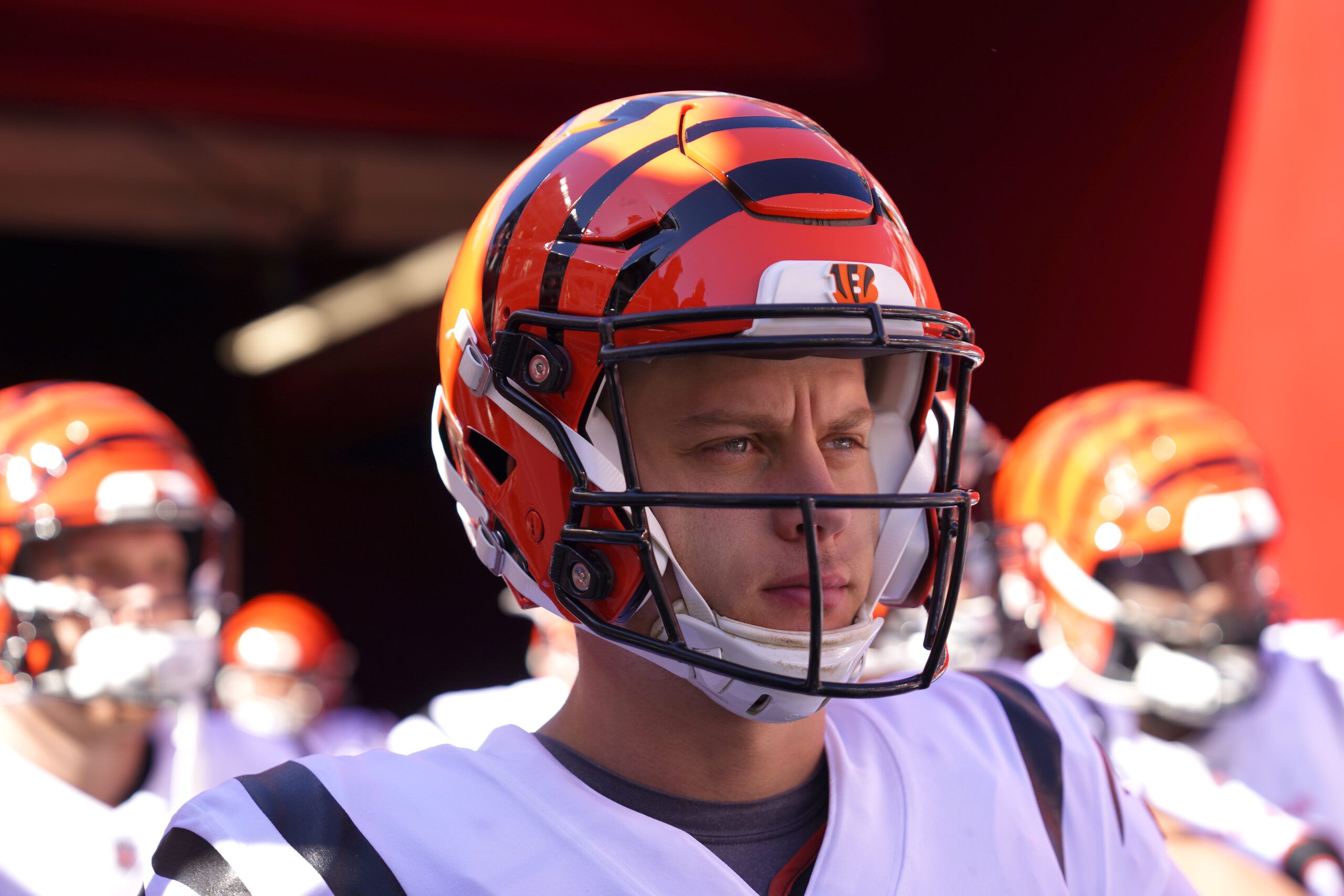 Joe Burrow returned with teammates after surgery on…