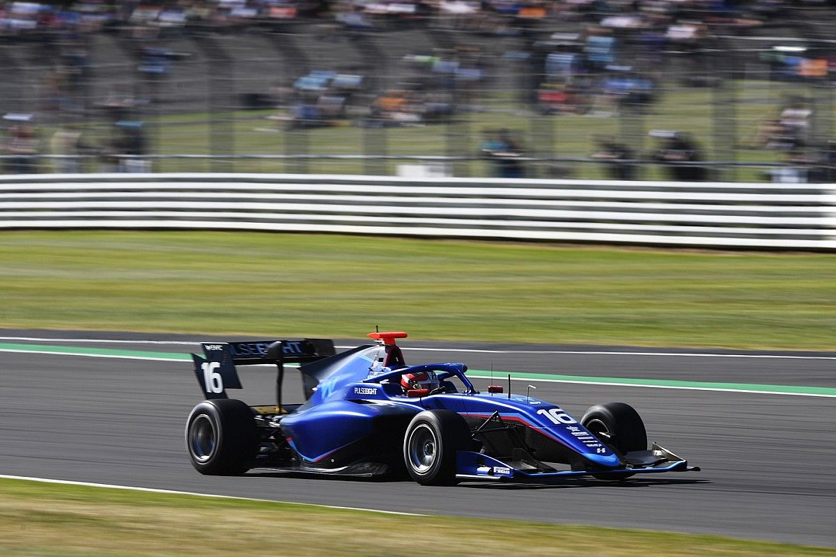 Macau winner Browning remains with Hitech in F3 for…