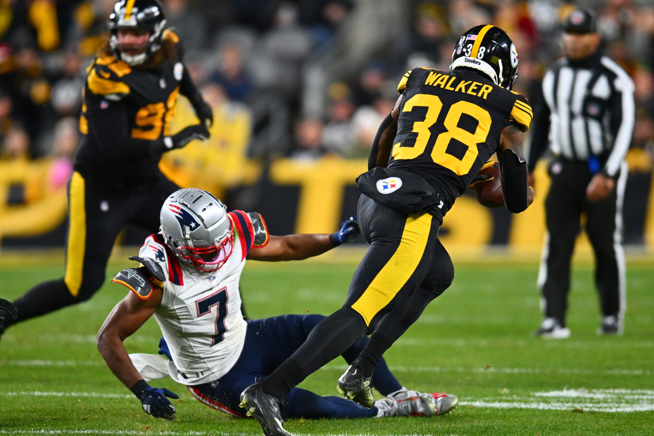Ex-Falcons LB Mykal Walker gets INT on Thursday night…
