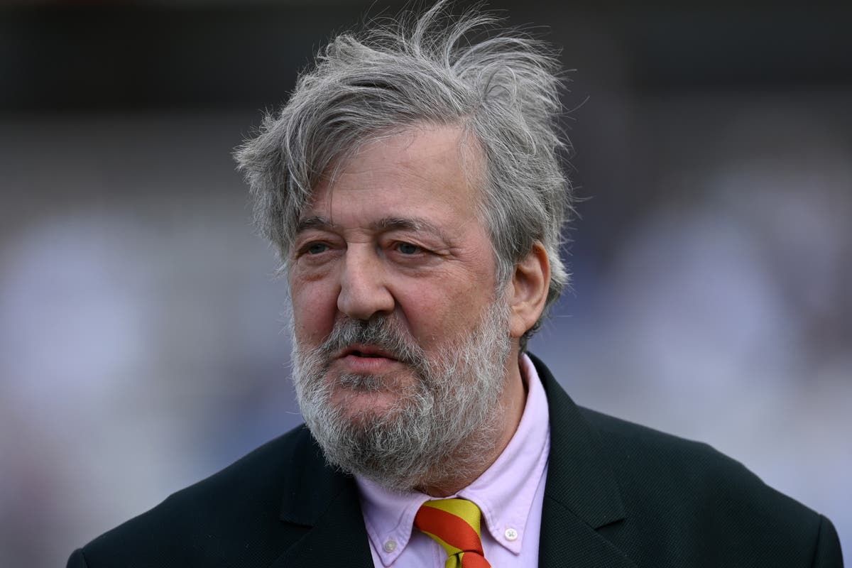 Stephen Fry details injuries after 6ft fall from O2…