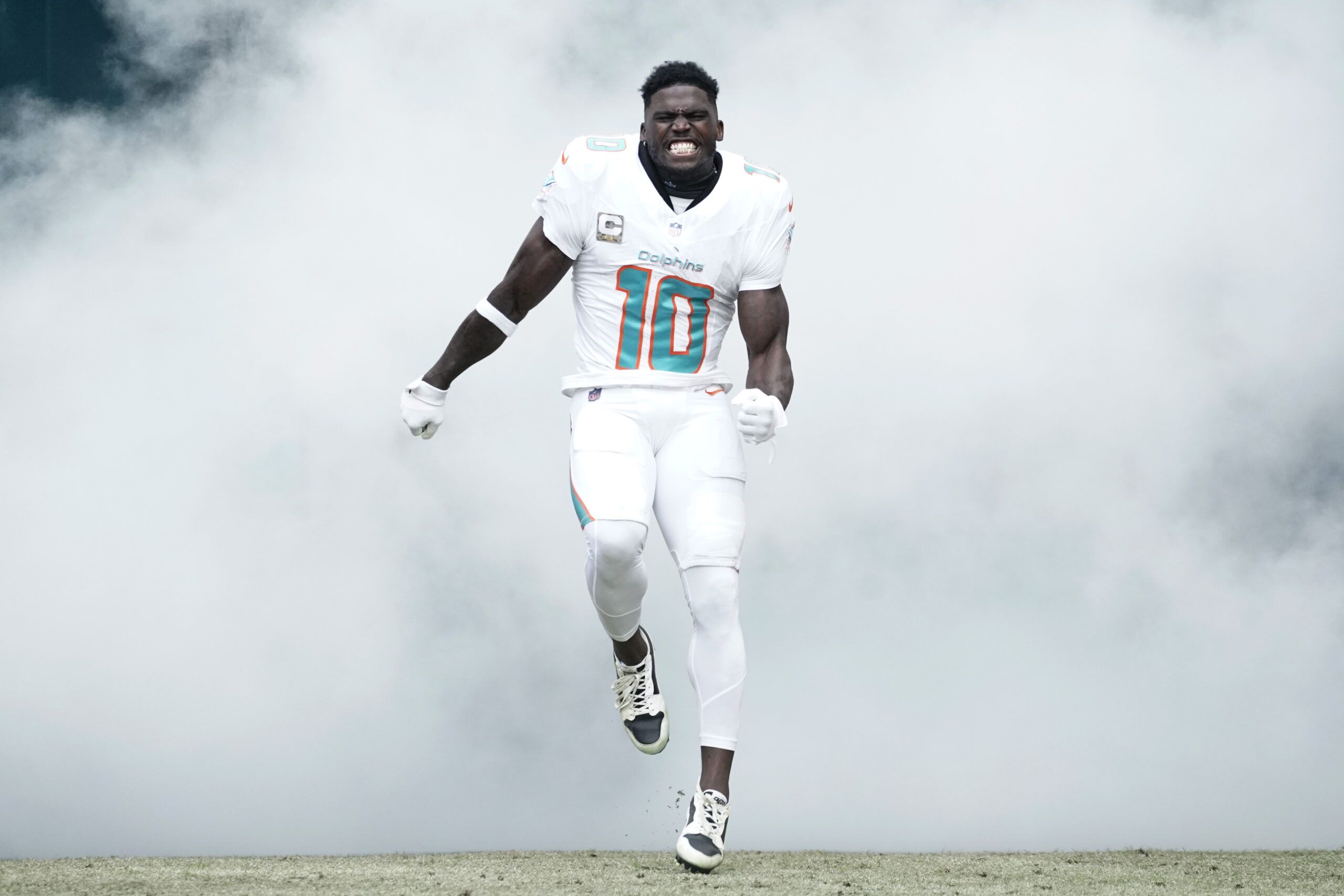 Dolphins WR Tyreek Hill suffers injury vs. Titans Dolphins WR Tyreek Hill suffers injury vs. Titans