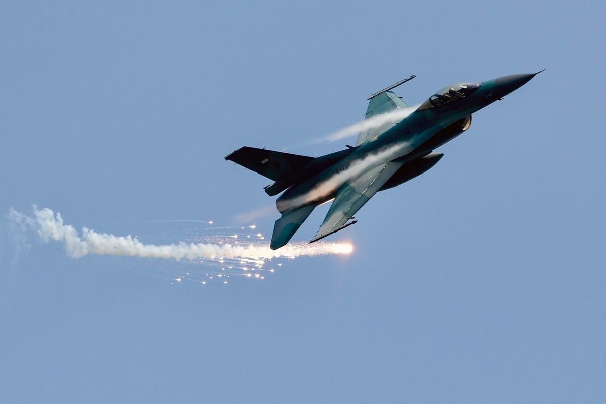 US F-16 fighter jet pilot ejects as plane crashes in…