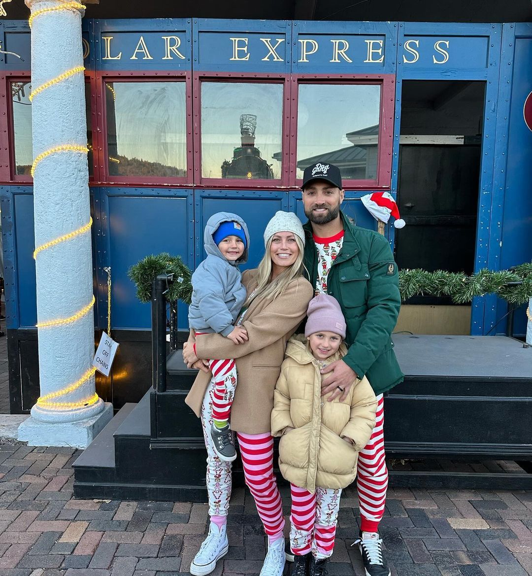 Kevin Pillar and Family Capture Precious Moment in a…