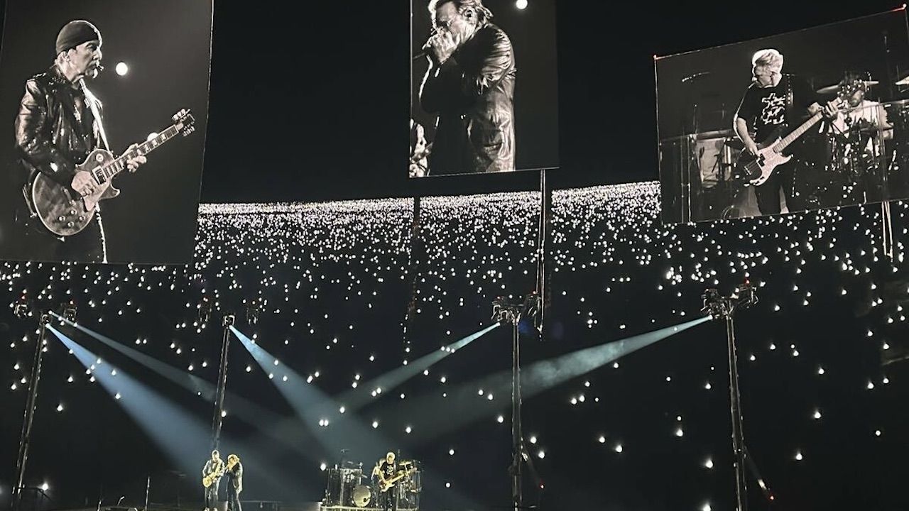 Watch U2 perform Christmas (Baby Please Come Home)…