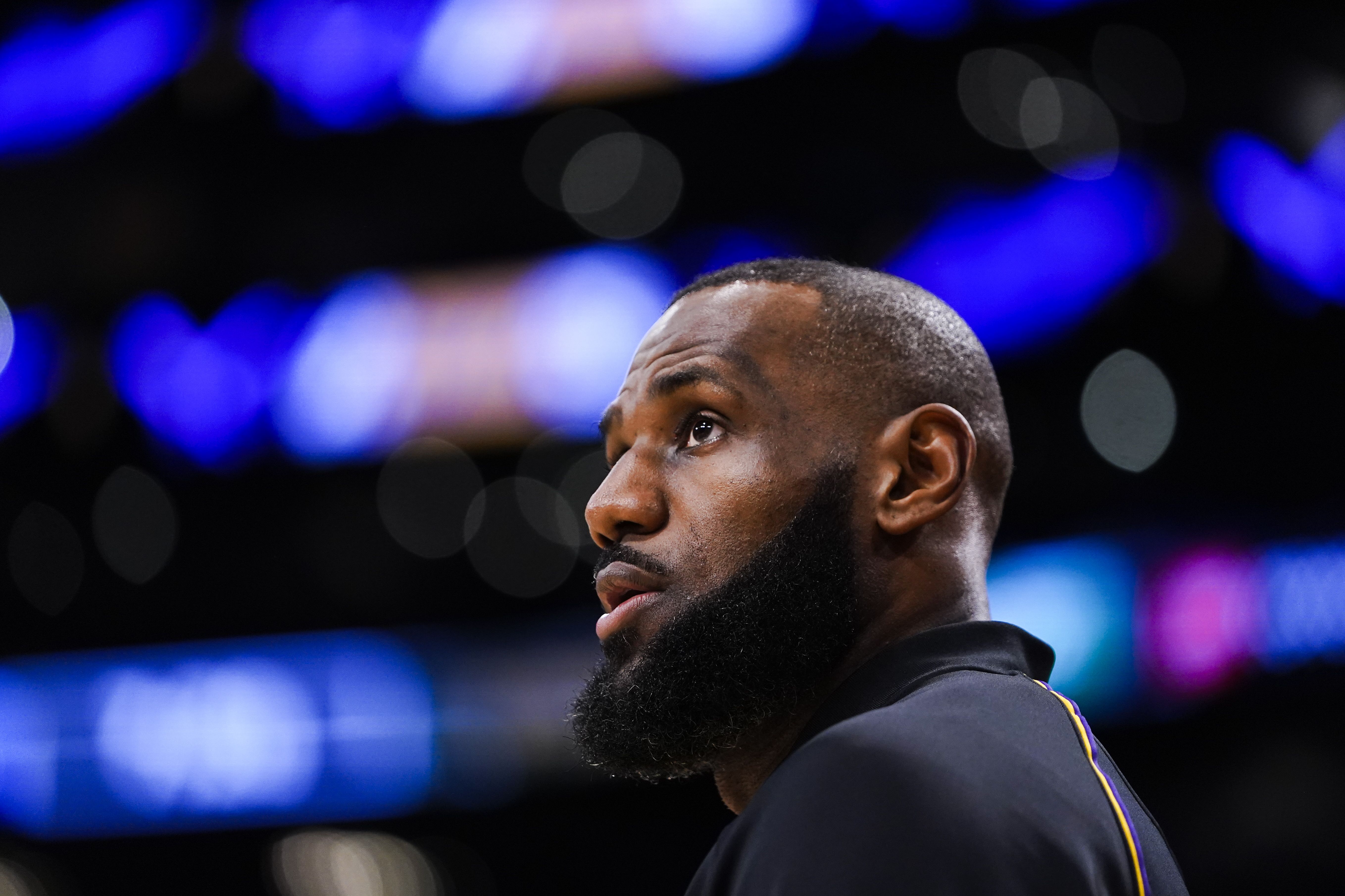 Lakers Unveil Banner Celebrating Unbeaten In-Season…