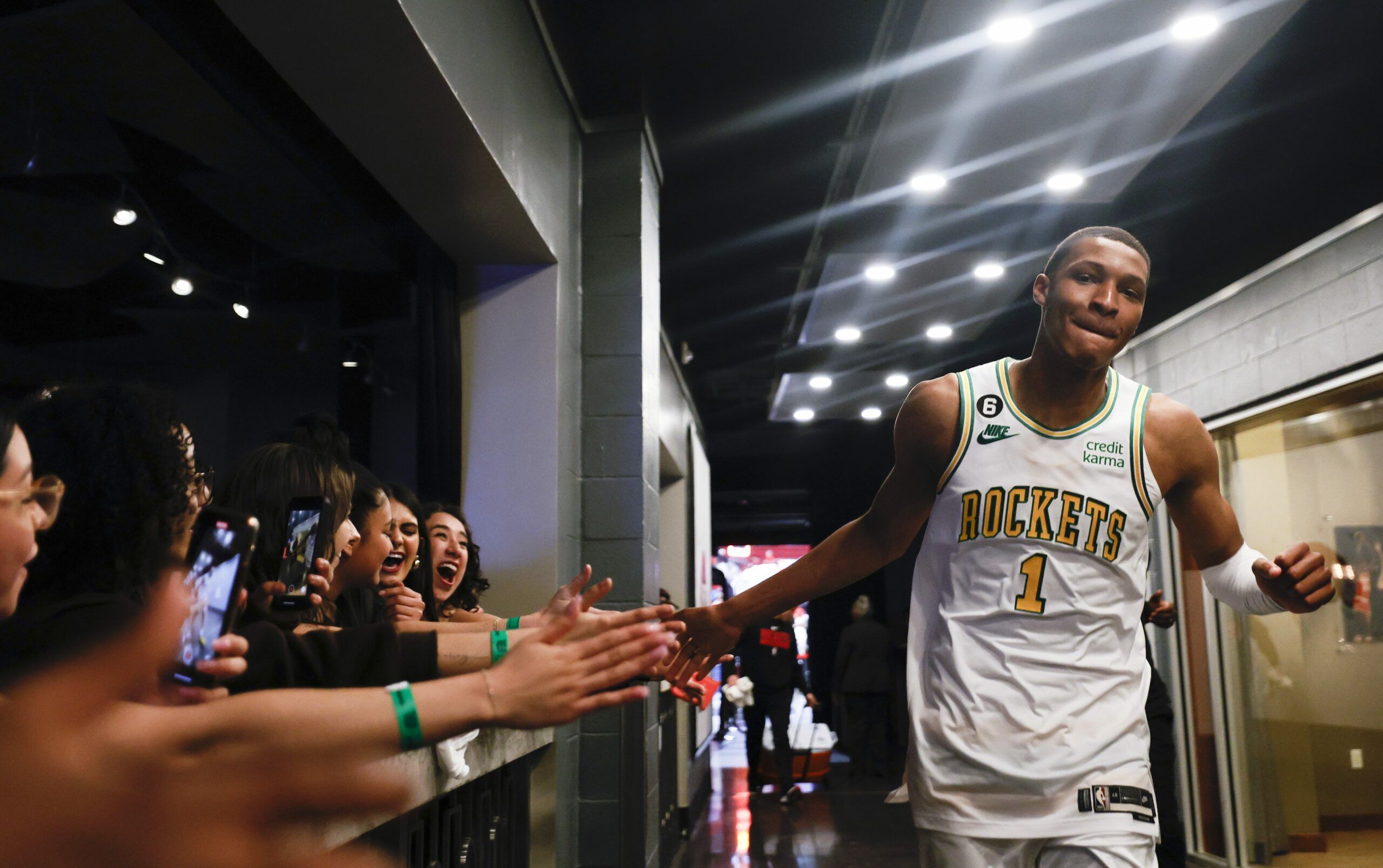 As career grows, Jabari Smith Jr. embraces big family…