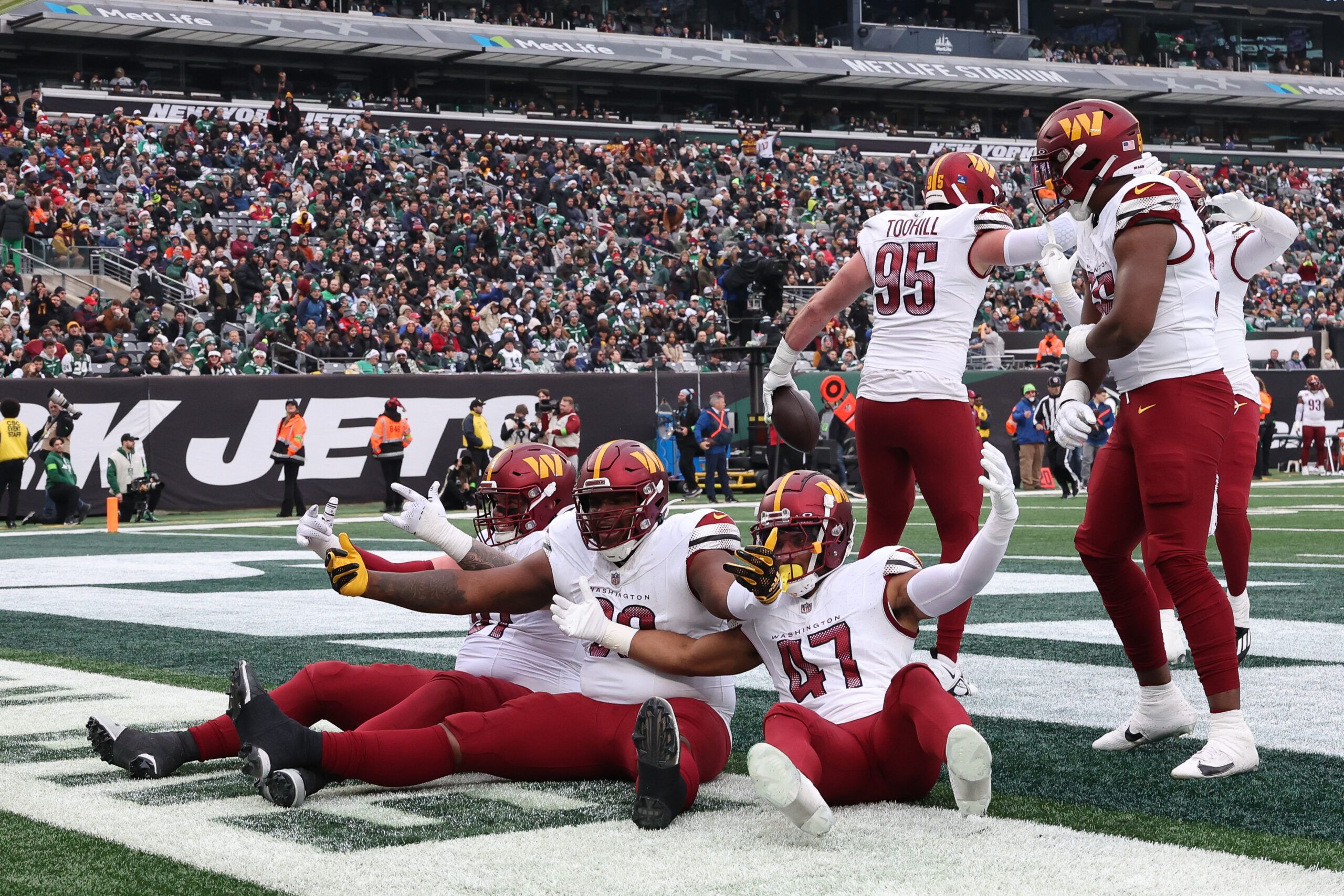 WATCH: Commanders LB Cody Barton with an interception…