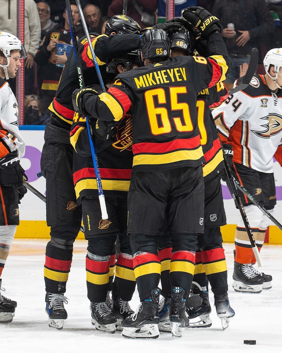 Canucks net 7, Sharks sink 4 in an action-packed…