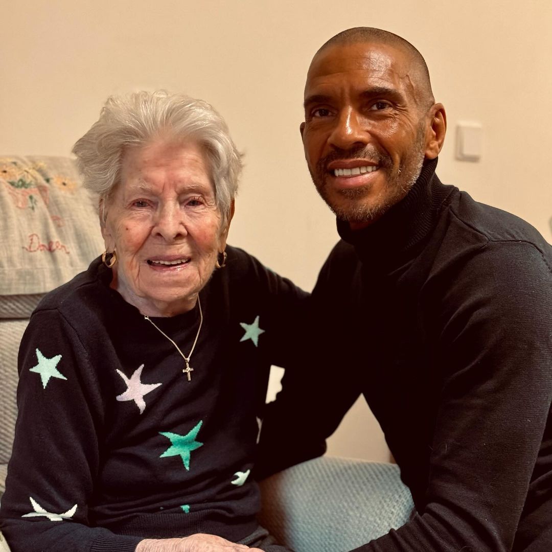 Stan Collymore and his Mother Spread Christmas Cheer…