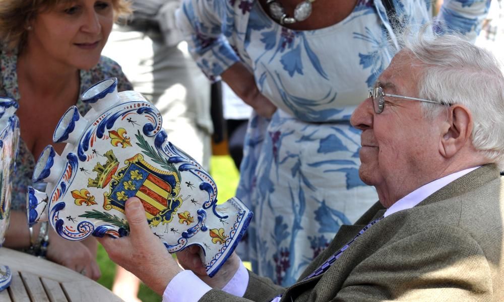 Antiques Roadshow pottery expert Henry Sandon dies at…