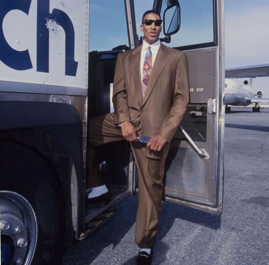 Scottie Pippen showcases iconic baggy suit era fashion…