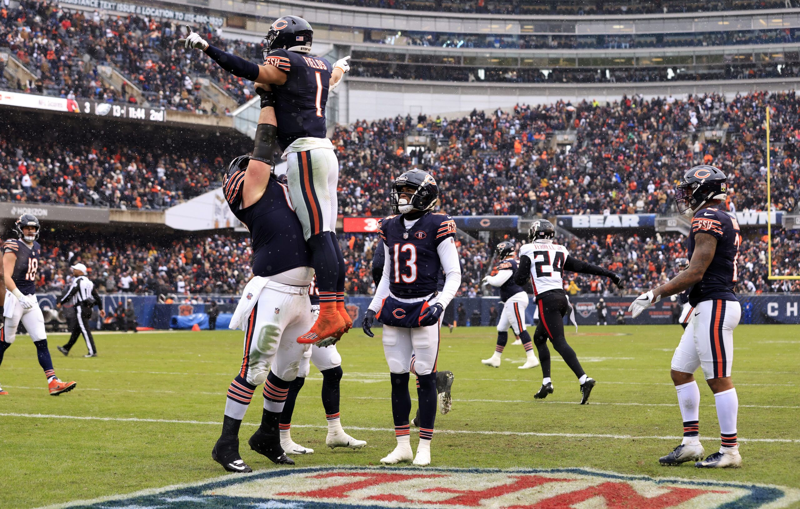 WATCH: Bears QB Justin Fields races past defenders for…