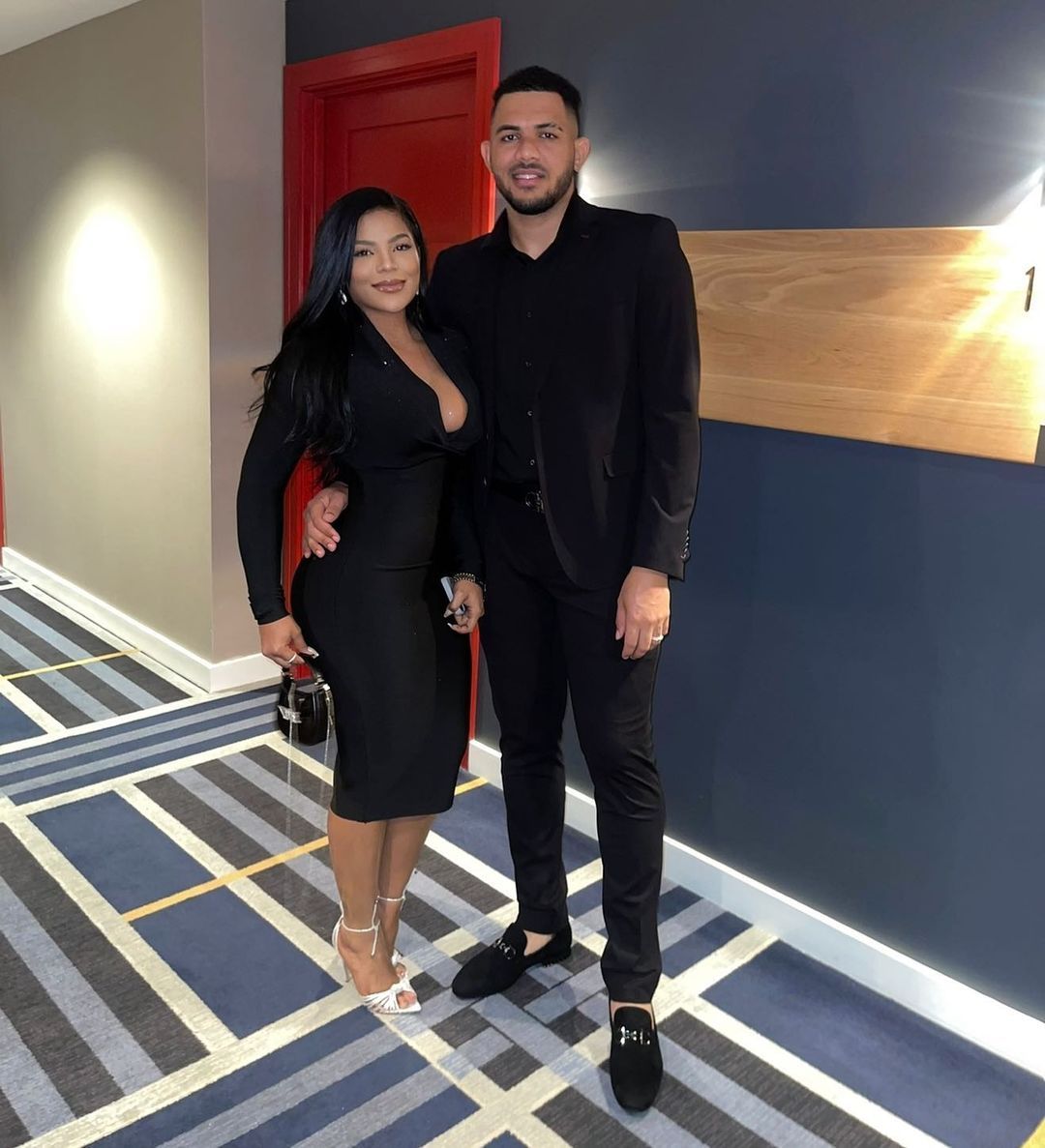 Elegant Duo: Huascar Ynoa and Wife Embody…