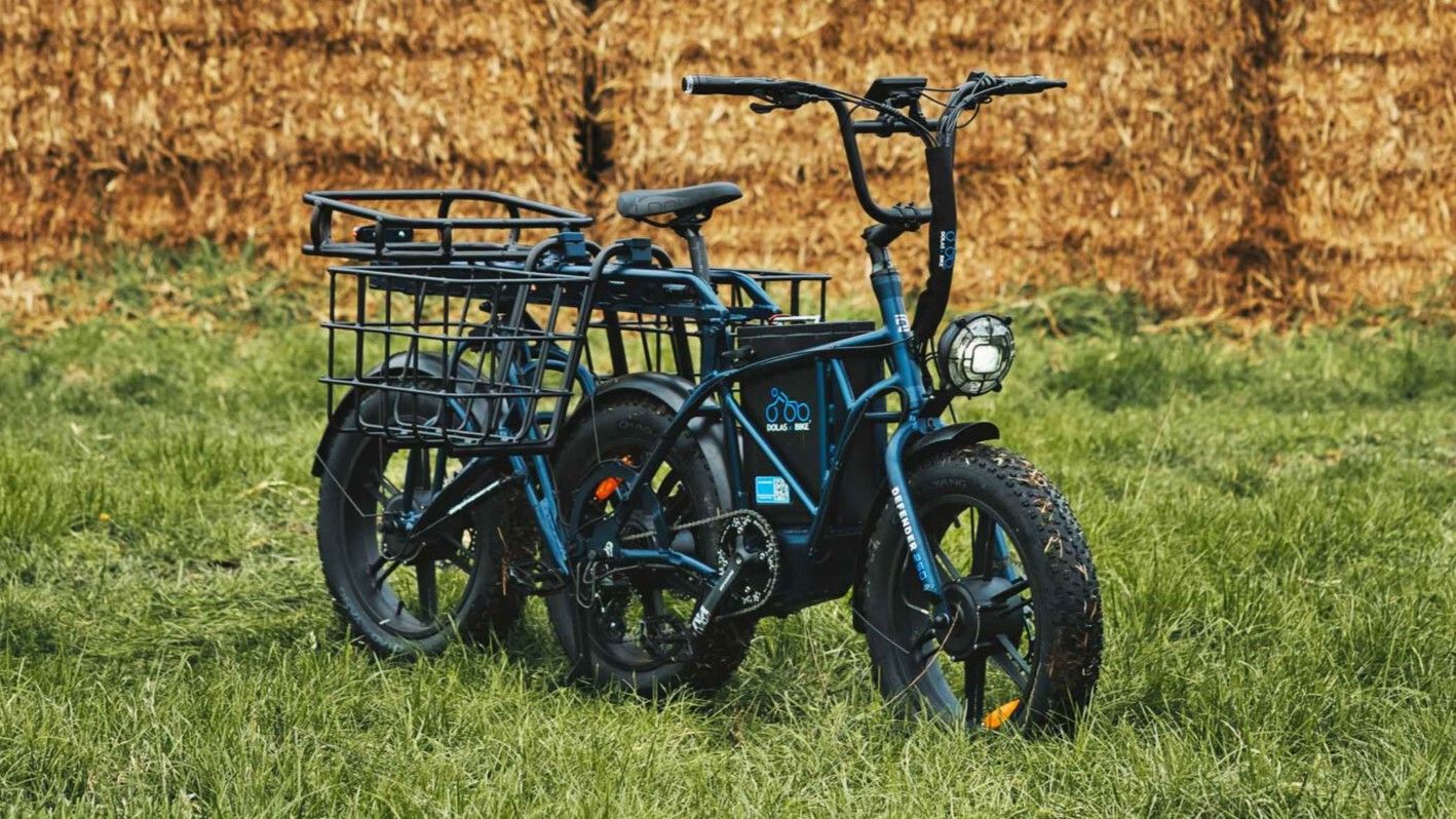 This monster e-bike has three wheels, three motors,…