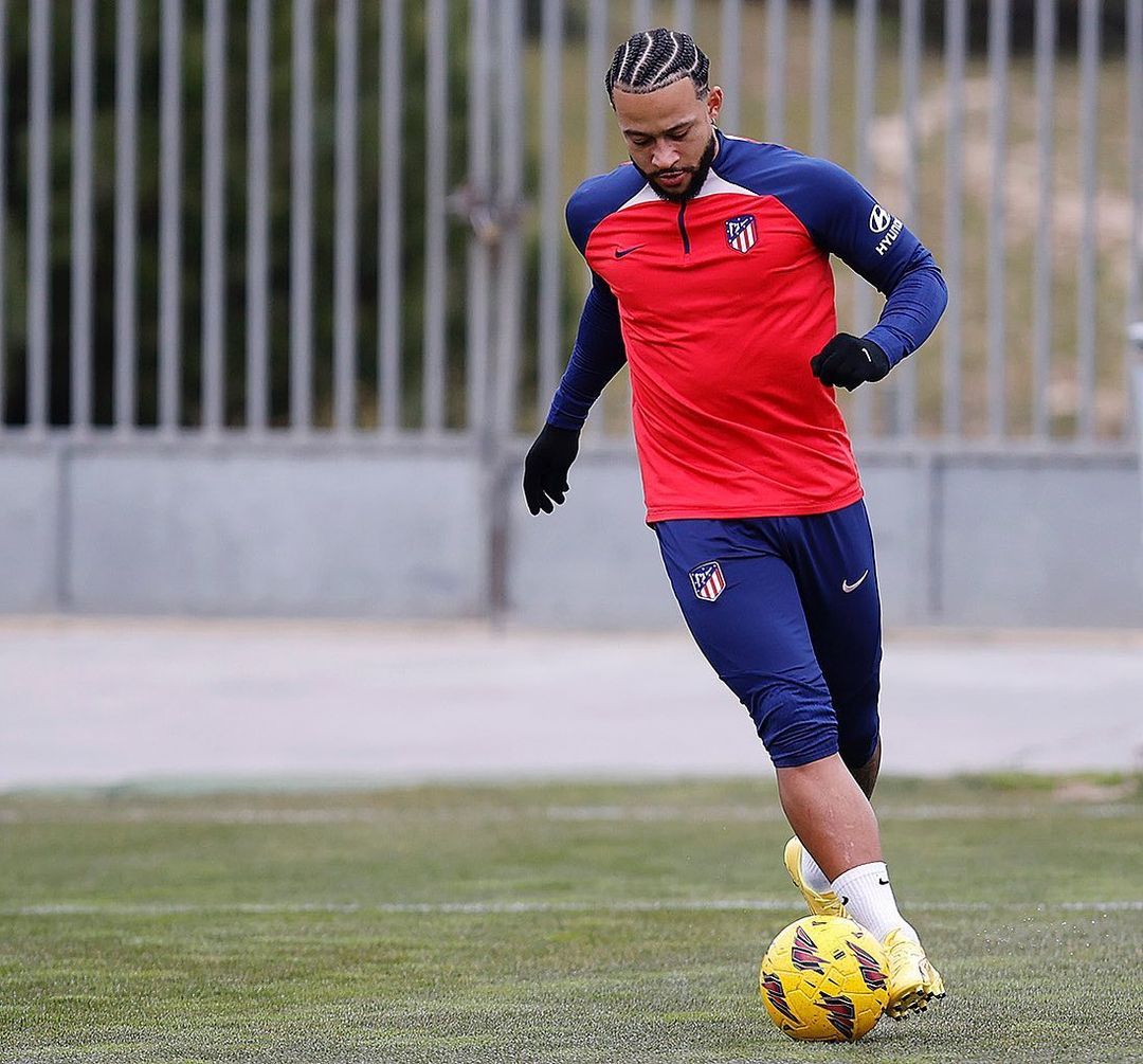 Memphis Depay's Captivating Game Day Style: A Soccer…