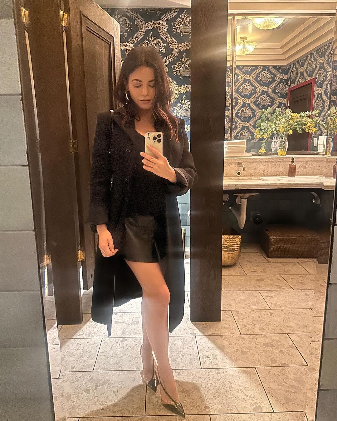 Jenna Dewan: Master of Mirror Selfies in Bold Outfits