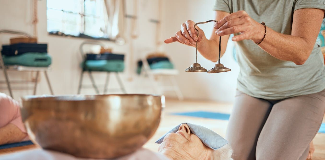 A beginner's guide to sound baths − what they are, how…