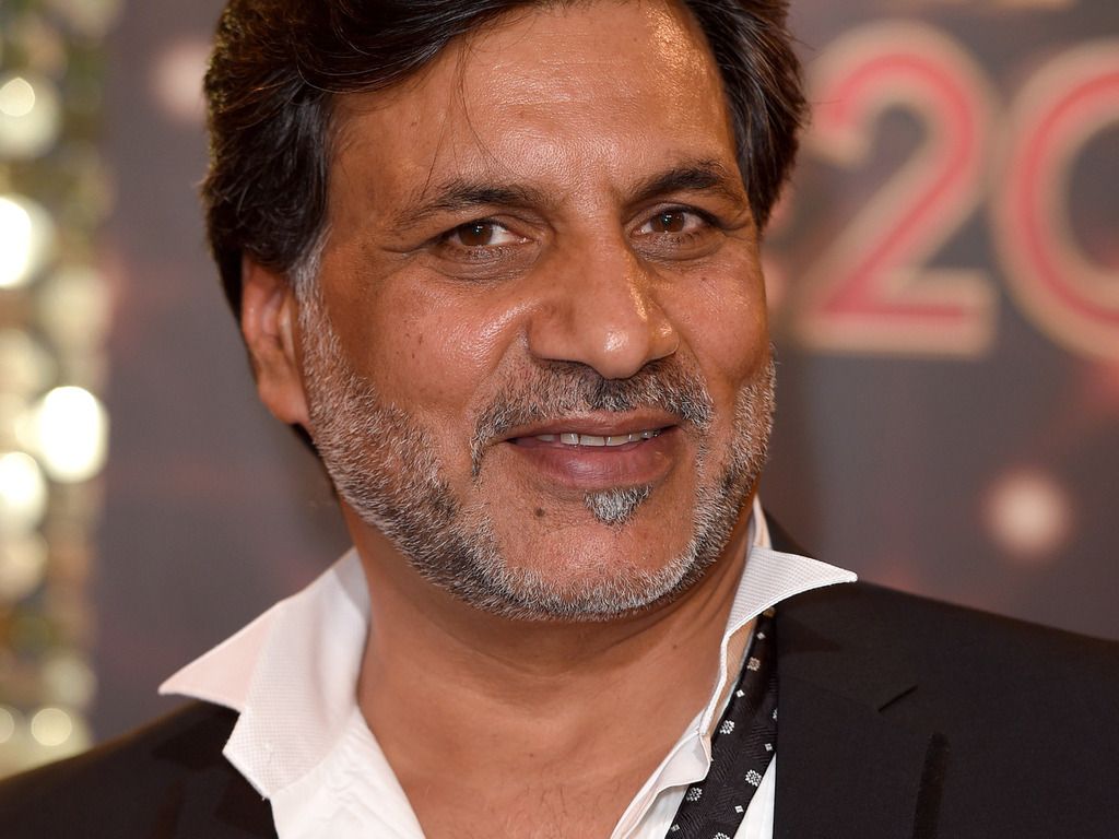 Coronation Street star Marc Anwar apologises for…