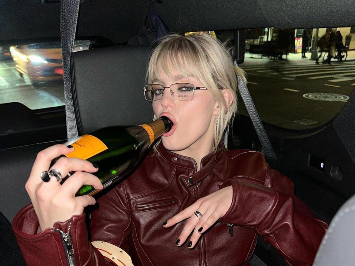 Renée Rapp jokingly responds after she is photographed…