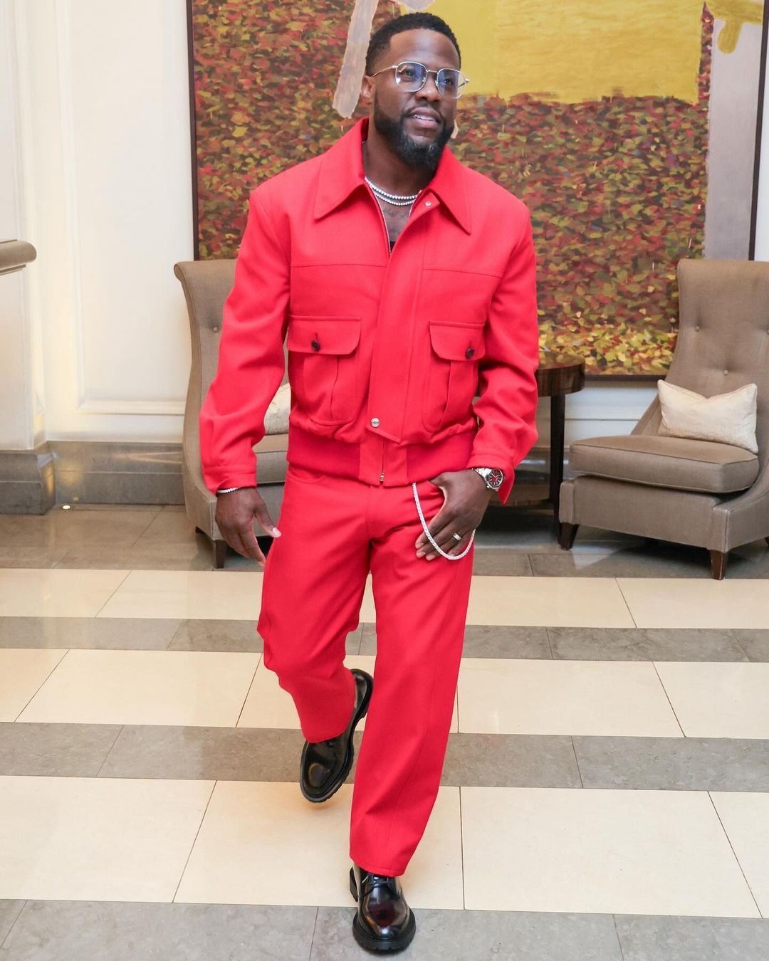 Kevin Hart Rocks Vibrant Red Outfit, Igniting Fashion…