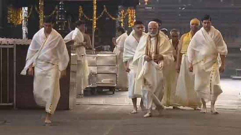 PM Modi offers prayers at Triprayar Sree Ramaswamy…