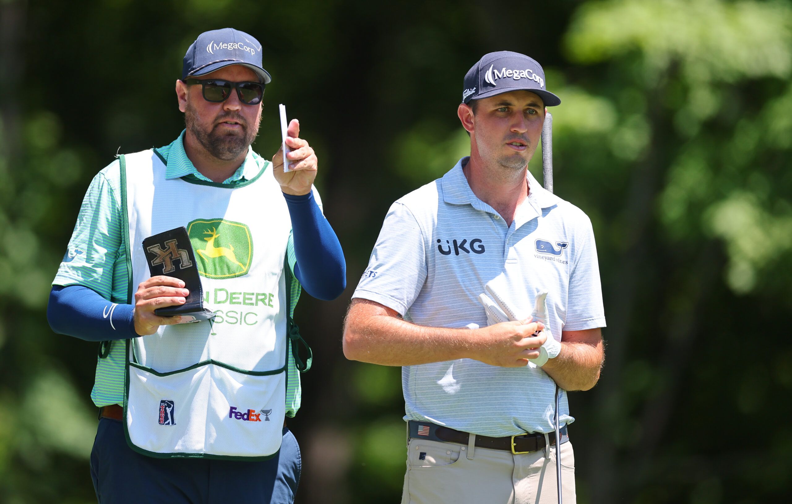 PGA Tour caddie has hilarious interaction with fan,…