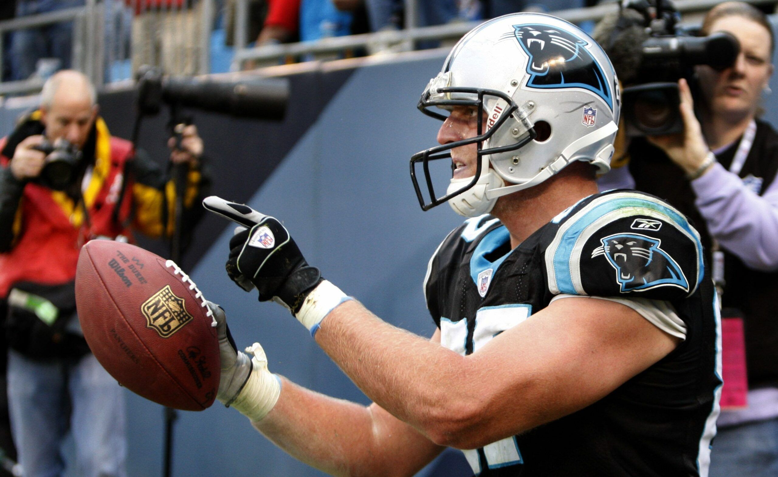 Former Panthers TE completes interview for Chargers’…