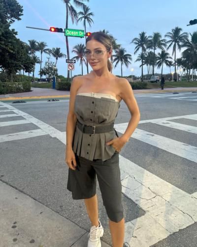 Eva Anderson Shines in Enchanting Roadside Photoshoot…