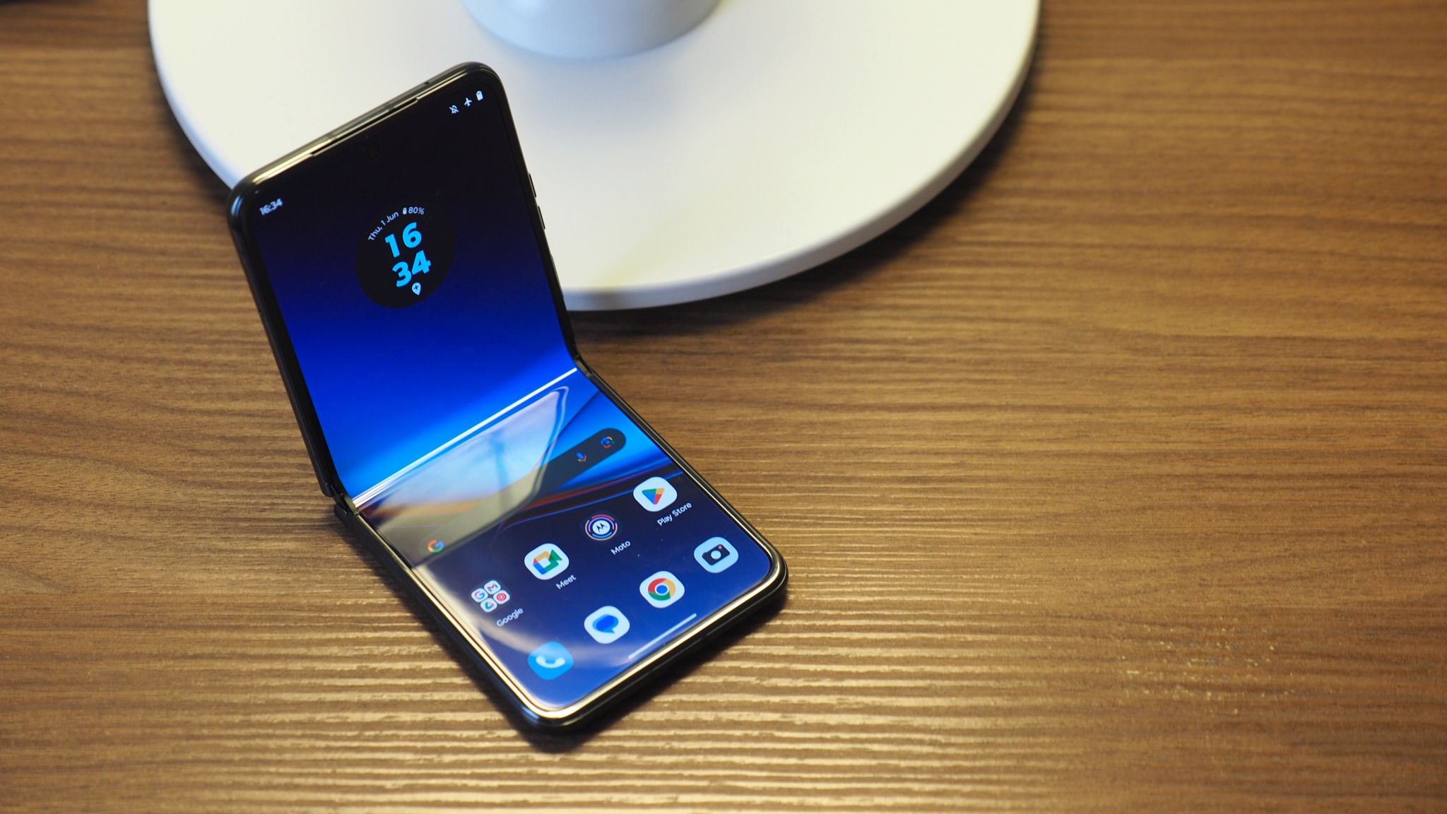 Motorola wants its clamshell crown back, as new Razr…