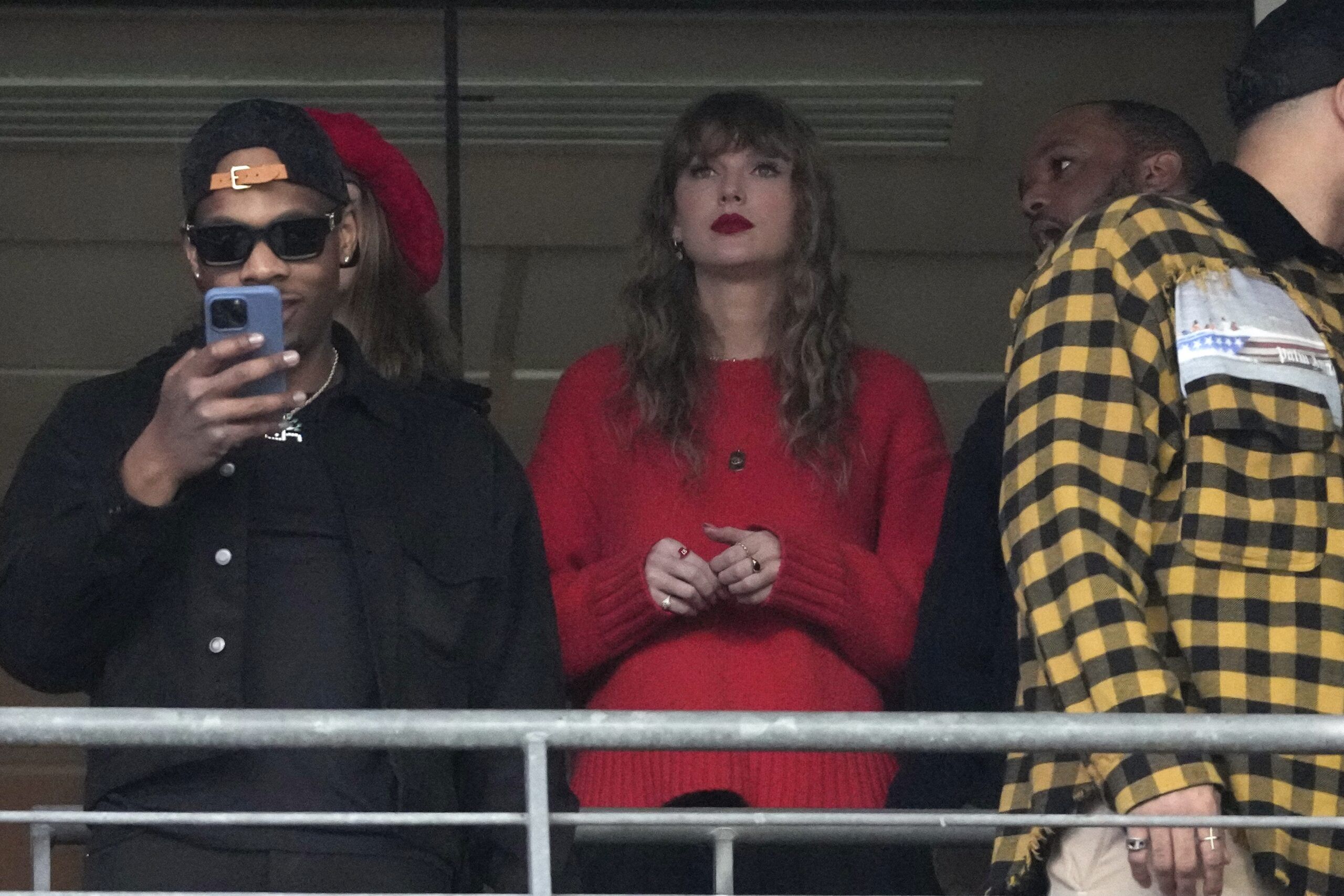 Taylor Swift wore an adorable 87 jersey ring for…